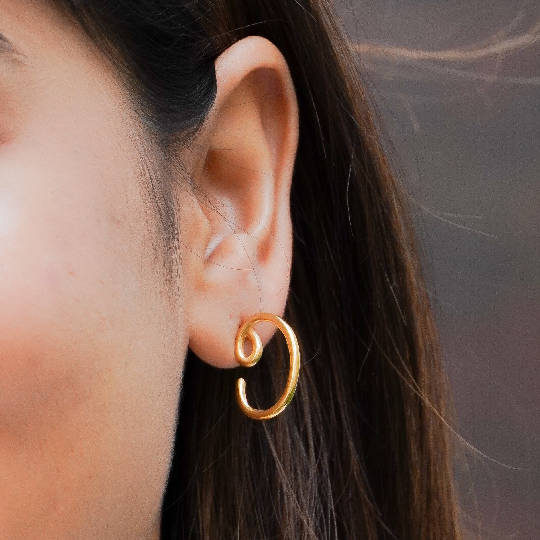The Curved Gold Earrings – Miira