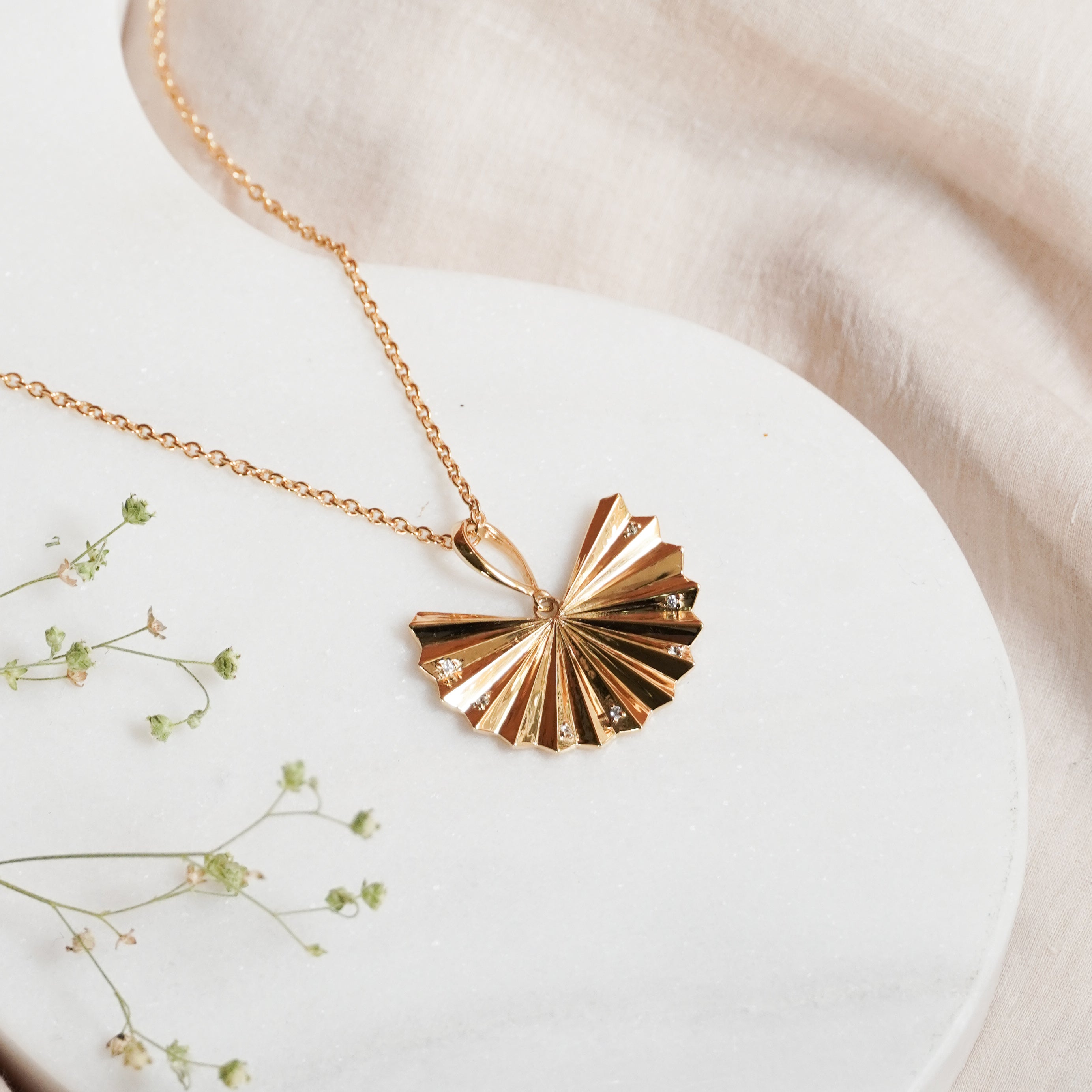 The Shining Gold Shell Pendant Necklace – Miira